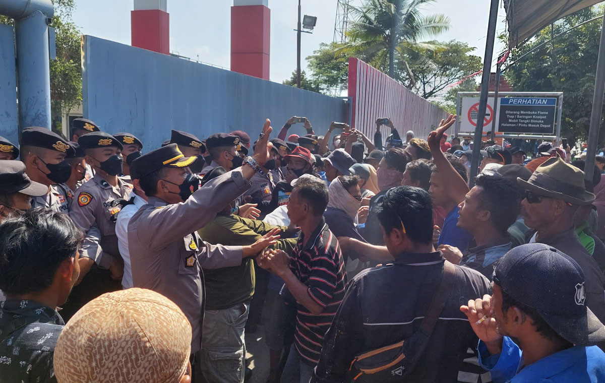 Warga Balongan Dobrak Pintu Gerbang ITB – Rakcer.ID