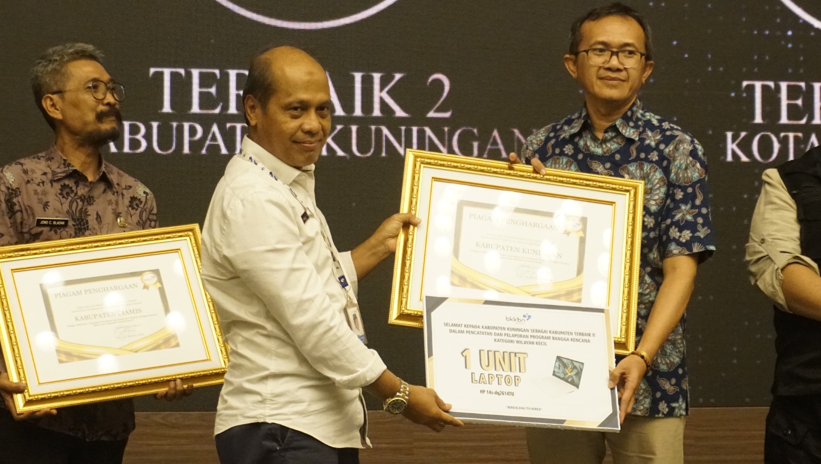 DPPKBP3A Kabupaten Kuningan Meraih 2 Penghargaan dari BKKBN Jabar ...