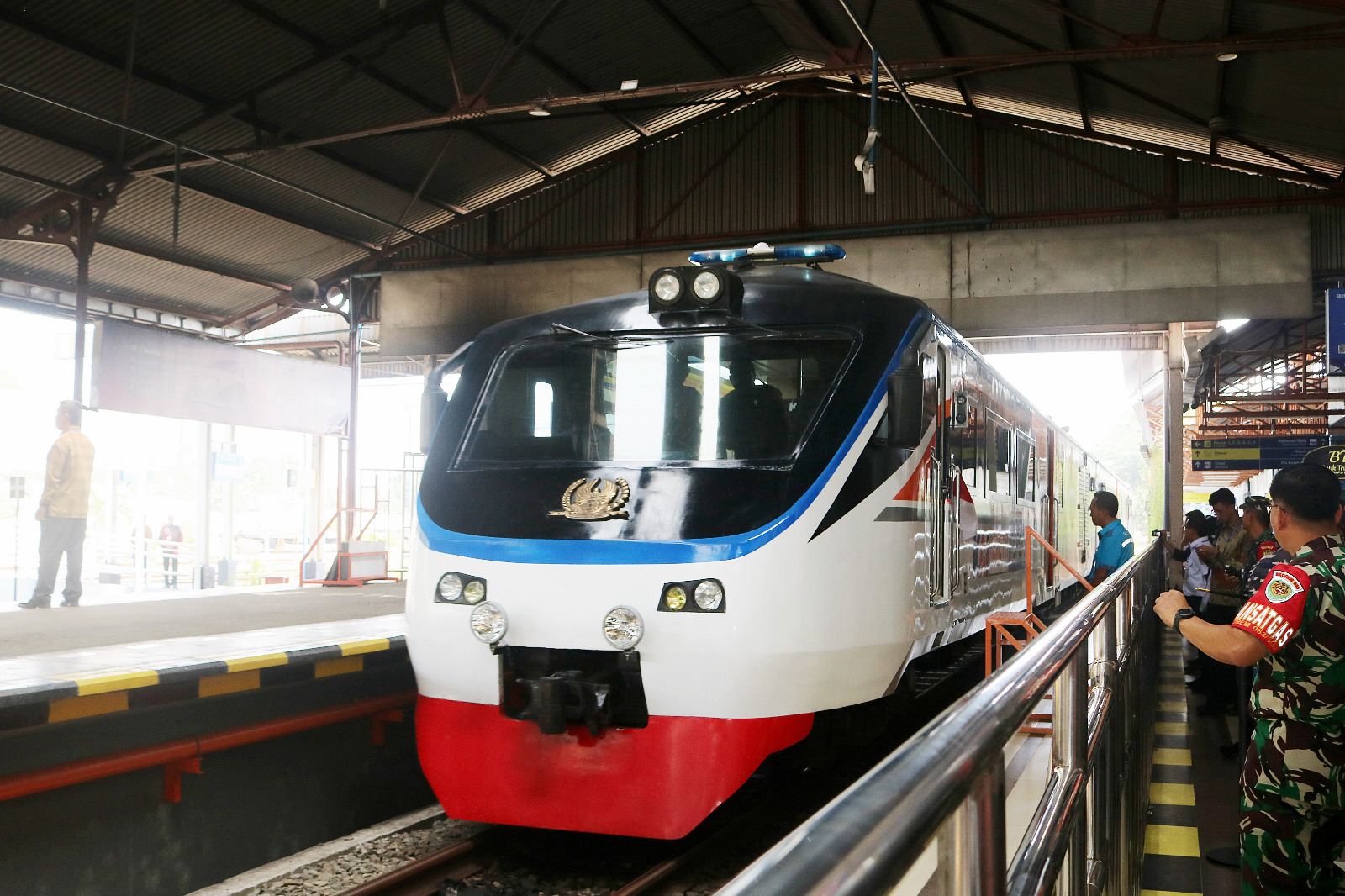 Ini Penampakan KA Voorijder yang Kawal KLB VVIP RI 2 ke Stasiun Cirebon ...