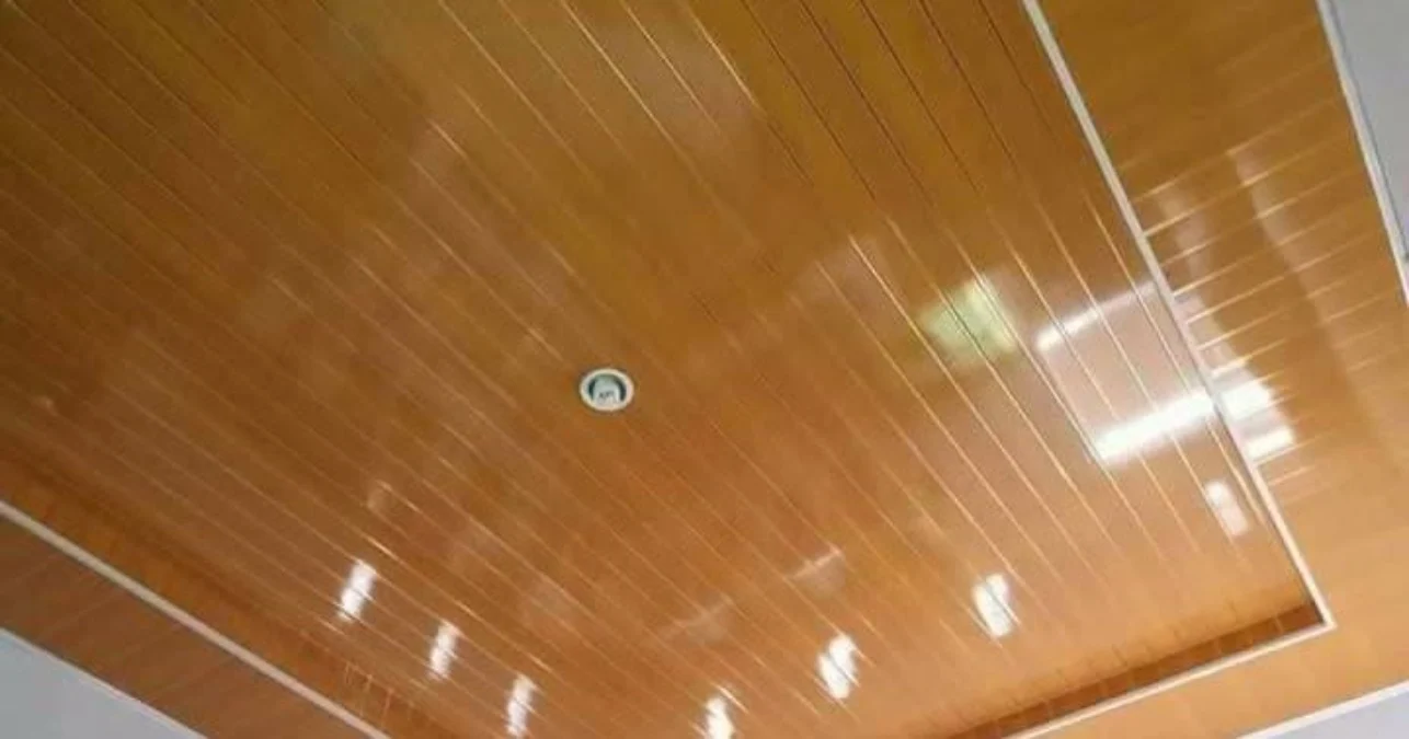 Tembusu Kehangatan: Elegansi Motif Kayu dalam Plafon PVC – Rakcer.ID