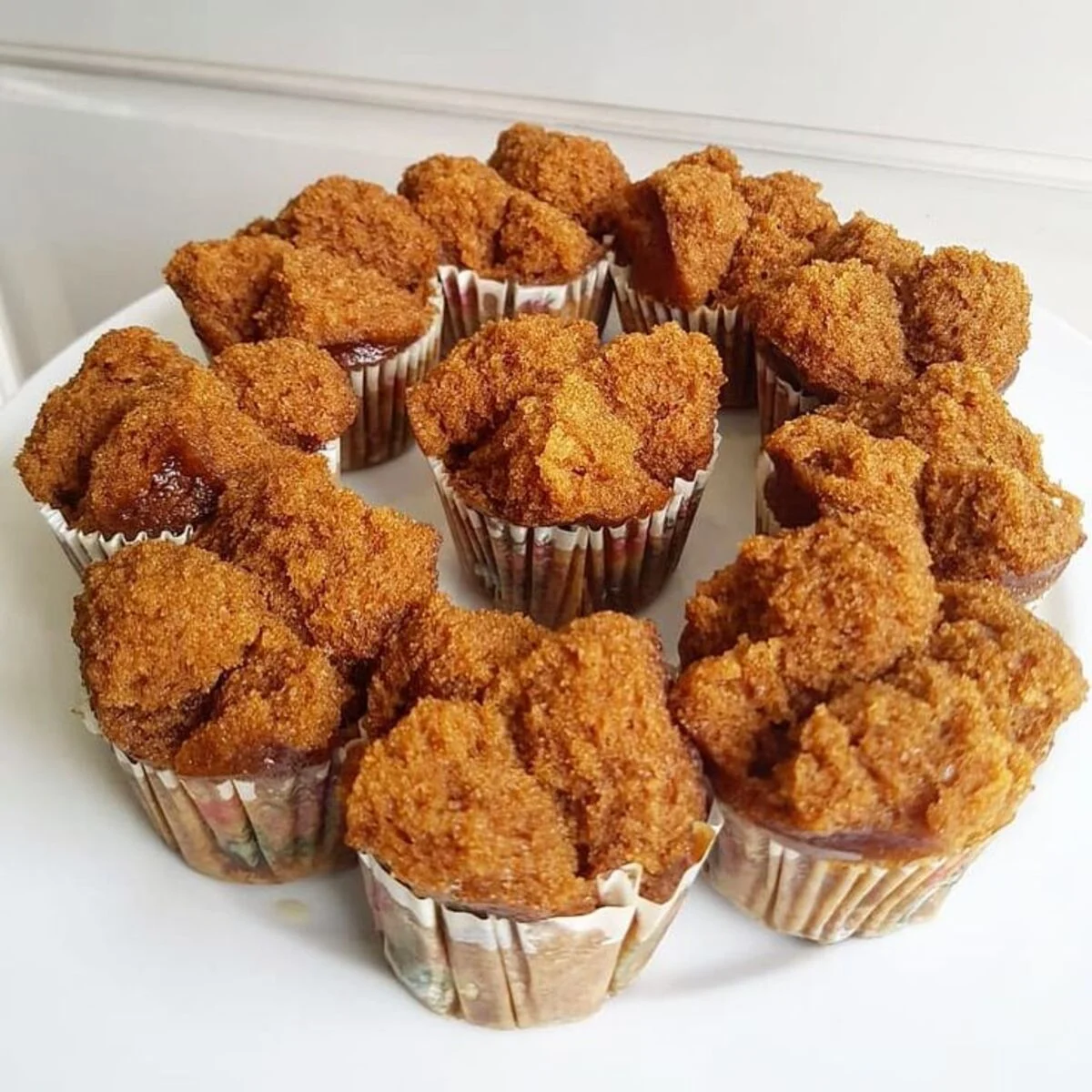 Resep Bolu Kukus Gula Merah: Lembut, Mekar, dan Manis Legit – Rakcer.ID