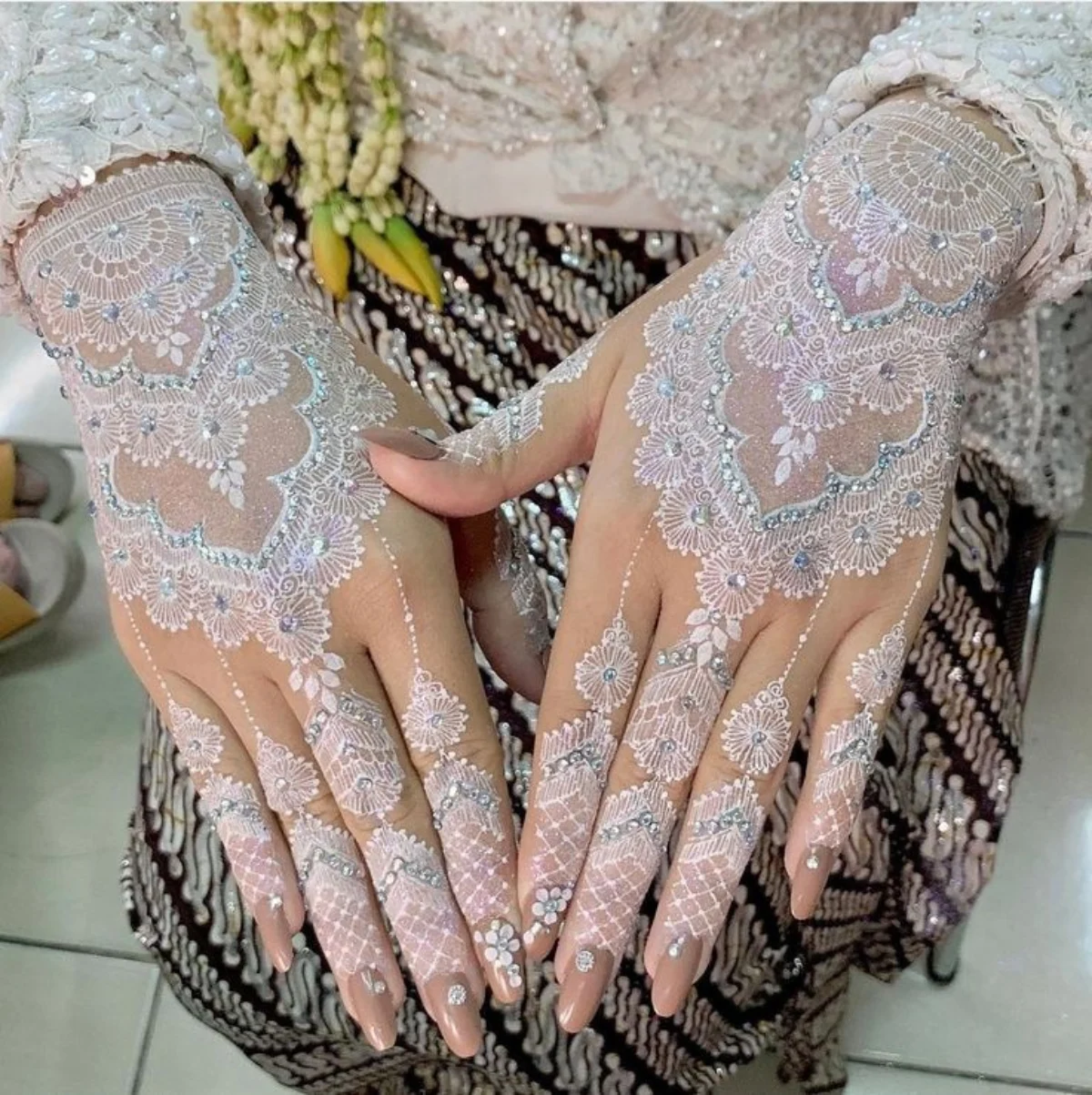 Inspirasi Henna Putih yang Simple dan Elegan untuk Hari Pernikahan ...