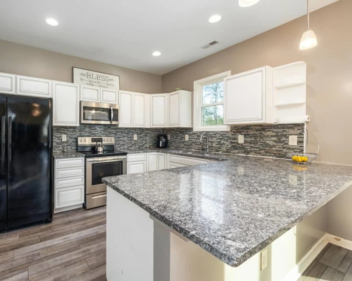 Kabin Putih Terlihat Monoton? Ini 8 Warna Dinding yang Bikin Dapur ...