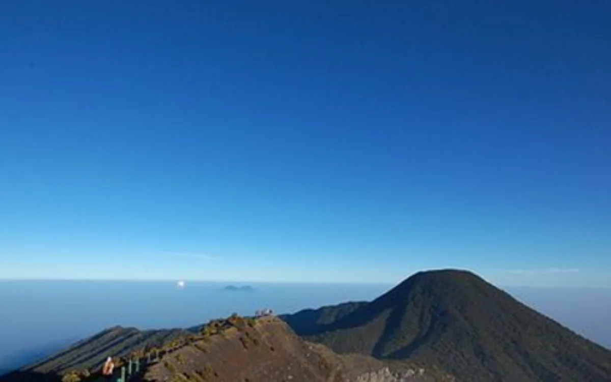 7 Rekomendasi Gunung di Jawa Barat yang Wajib Dikunjungi Pecinta Alam – Rakcer.ID