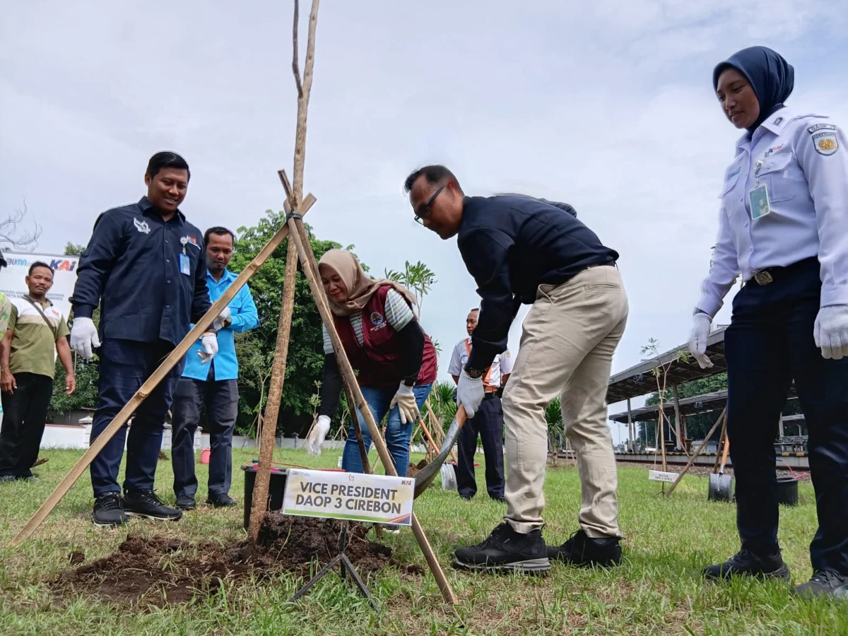 Daop 3 Cirebon Tanam Pohon untuk Wujudkan Stasiun Hijau dan Dukung ...