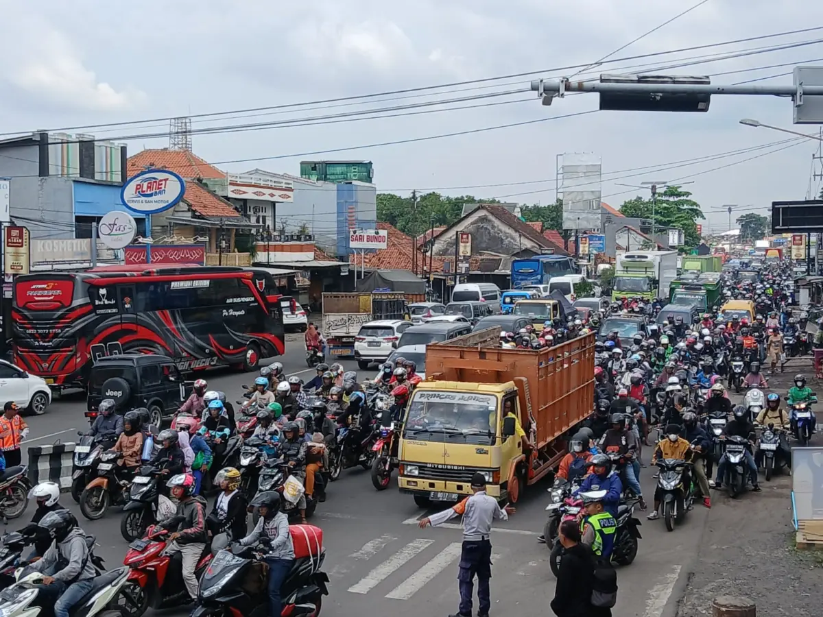 Arus balik Lebaran Idul Fitri 1446 Hijriah, Jalur Pantura Cirebon Terlihat Padat – Rakcer.ID