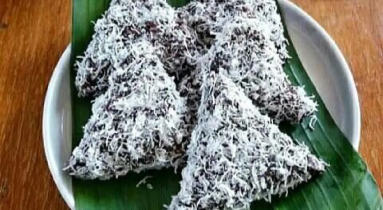 Resep Lupis Ketan Hitam, Kue Manis dengan Lelehan Saus Gula Merah yang ...