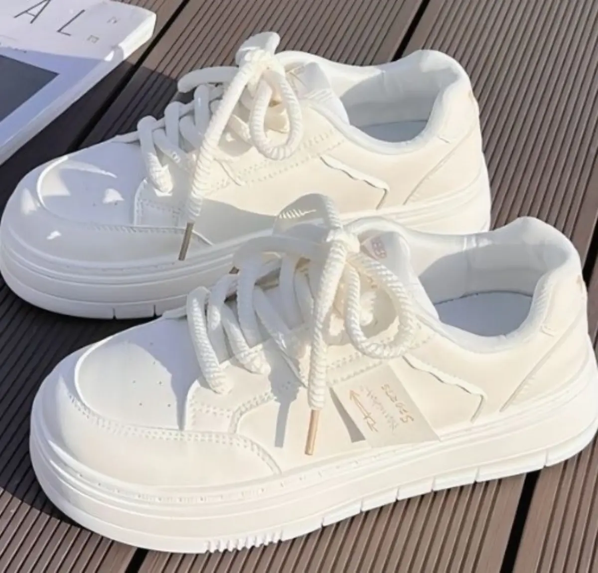 5 Cara Ampuh Hilangkan Noda Kotor dan Menguning di Sepatu Putih – Rakcer.ID