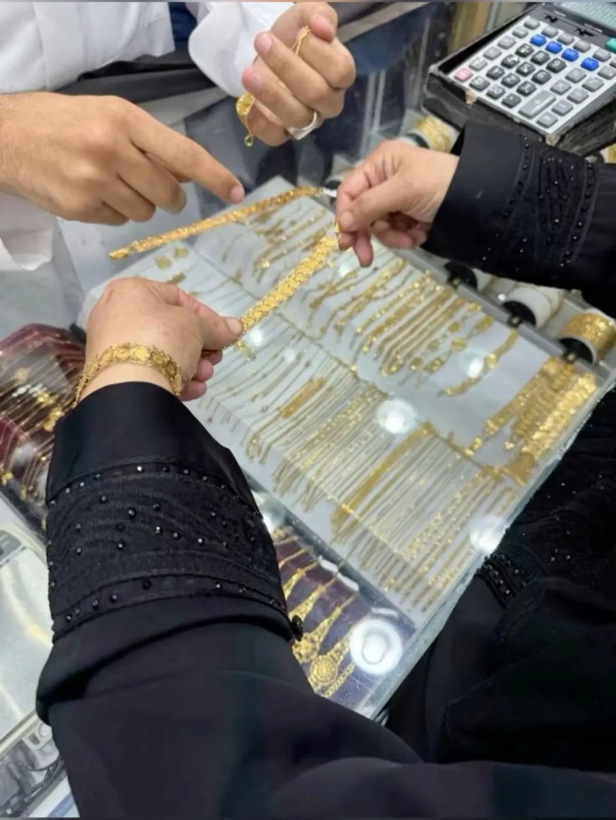 Harga Emas Perhiasan Turun di Cirebon, Warga Serbu Toko Emas – Rakcer.ID