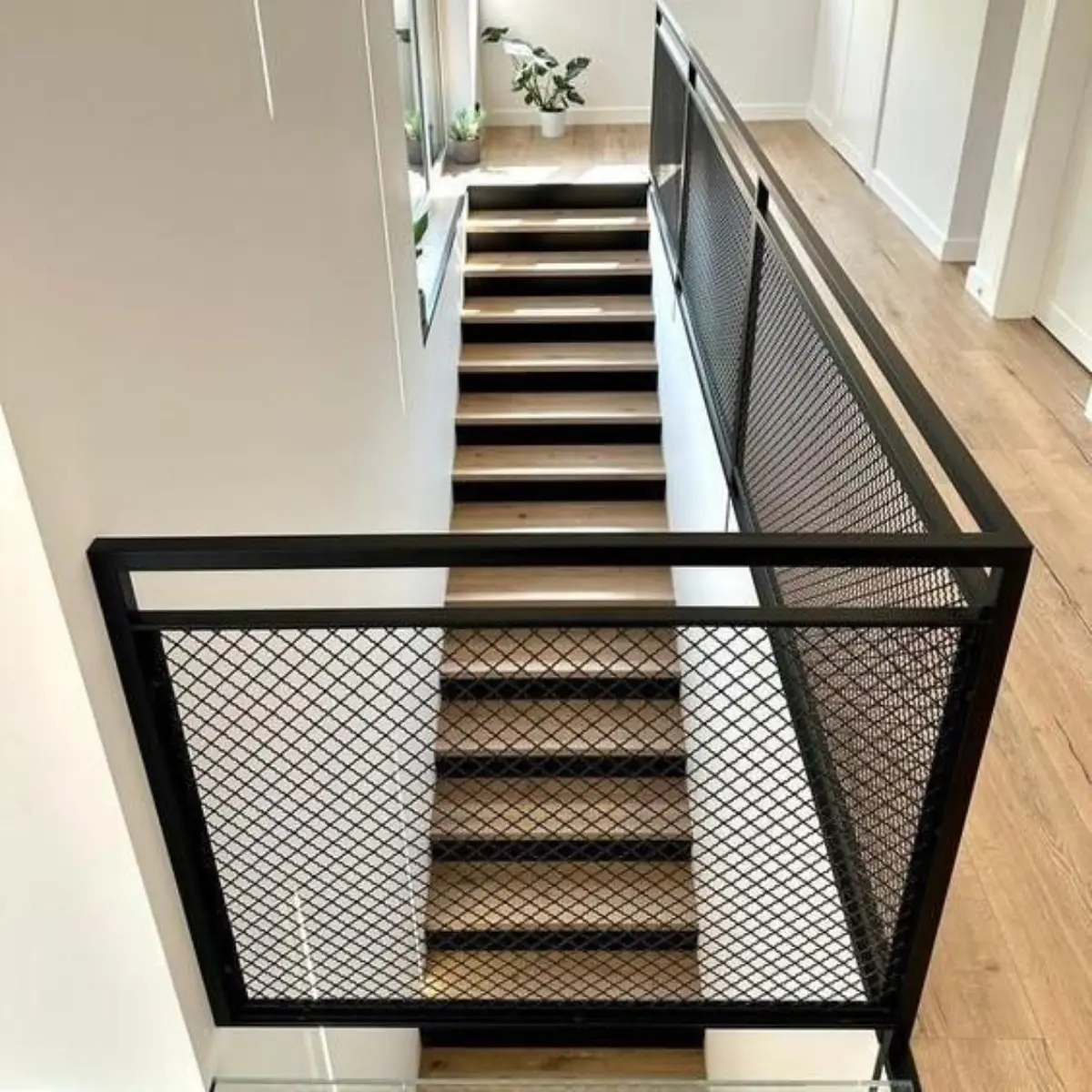 8 Inspirasi Model Railing Tangga Besi Hollow yang Simpel dan Estetik ...