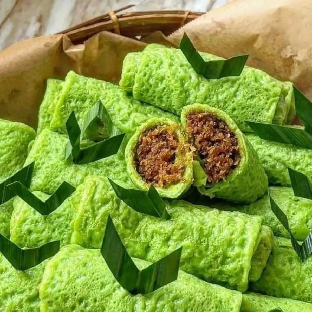 Cara Mudah Membuat Kue Dadar Gulung Hijau Isi Kelapa Gula Merah yang ...