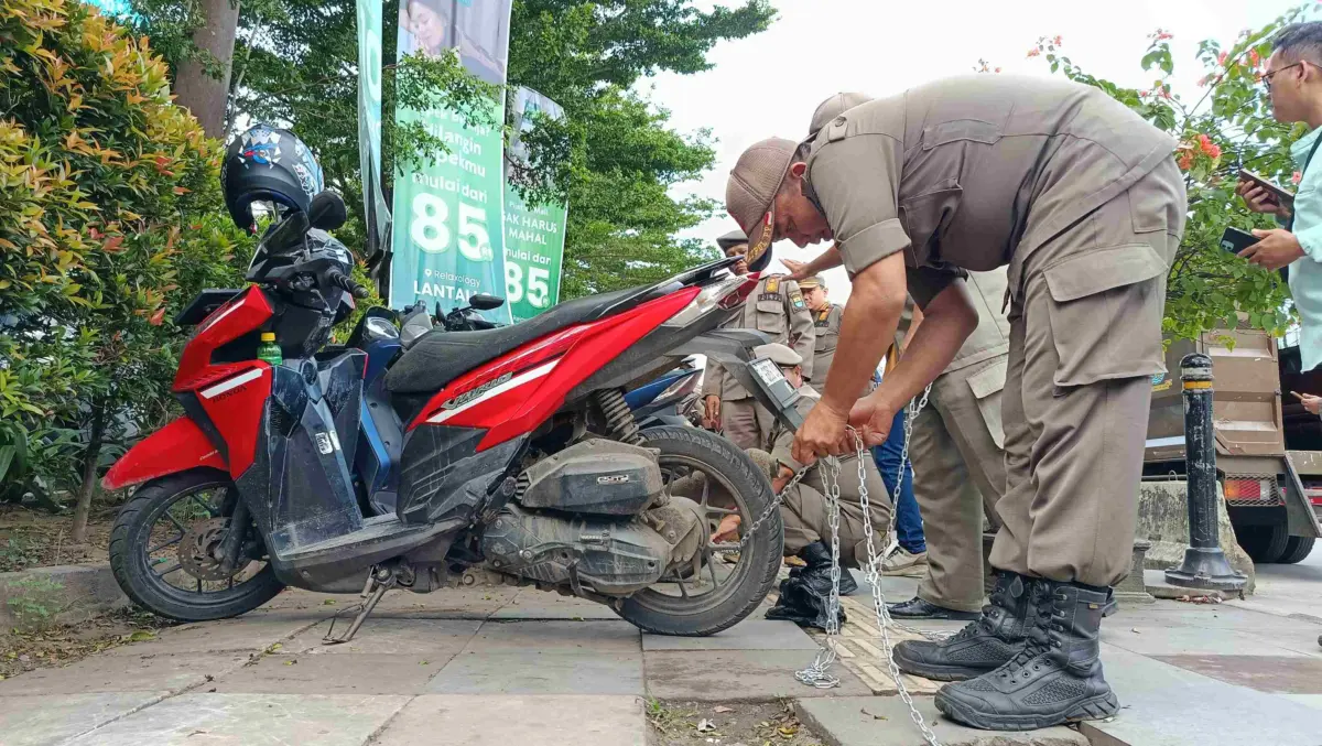 34 Motor di Trotoar Jalan Cipto MK Dirantai Satpol PP – Rakcer.ID